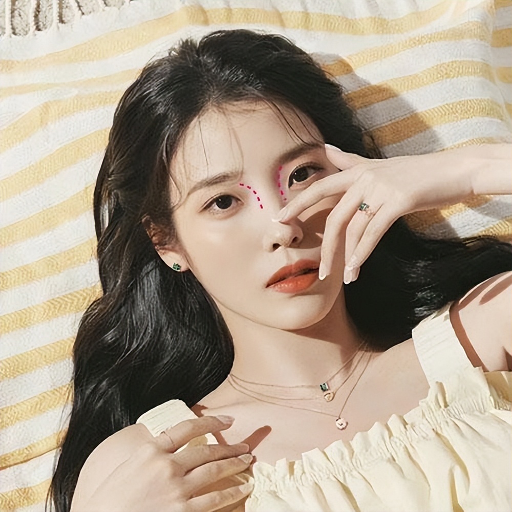 Korea's top female star IU, her nose is not high but she is beautiful ...
