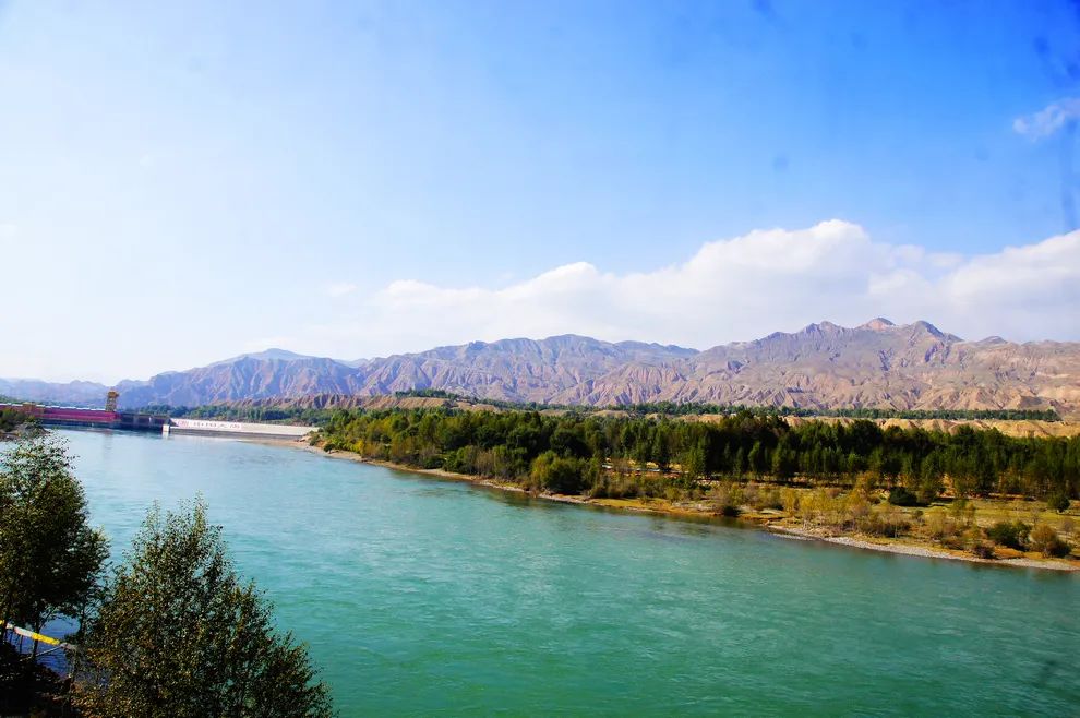 I sit on the bank of the Yellow River - iNEWS