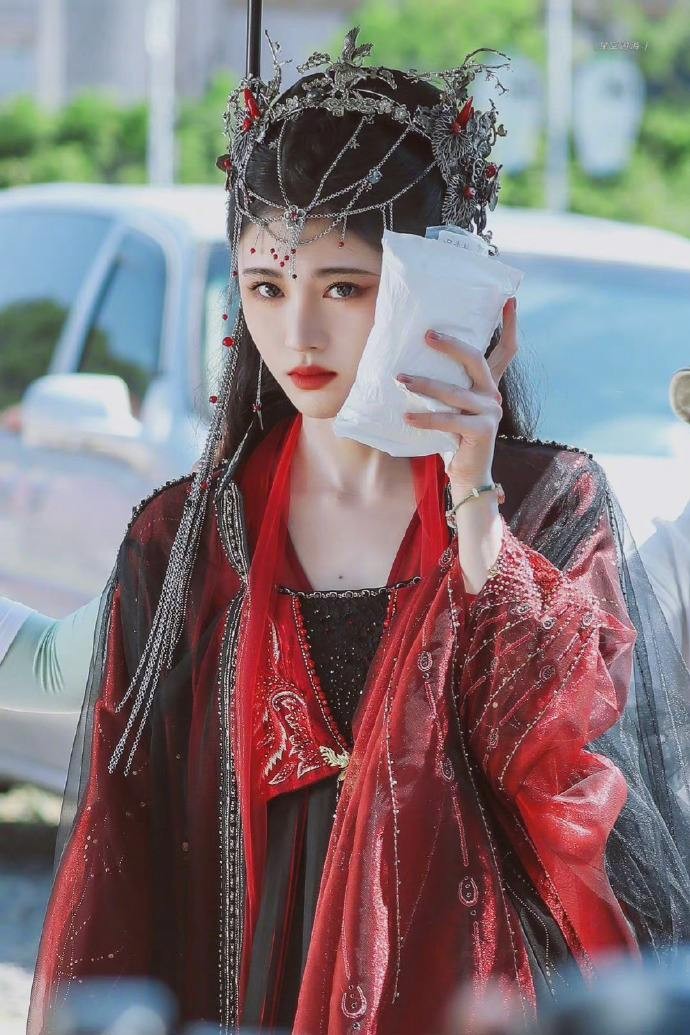 Ju Jingyi took a beautiful photo of herself in the mirror, and reported ...