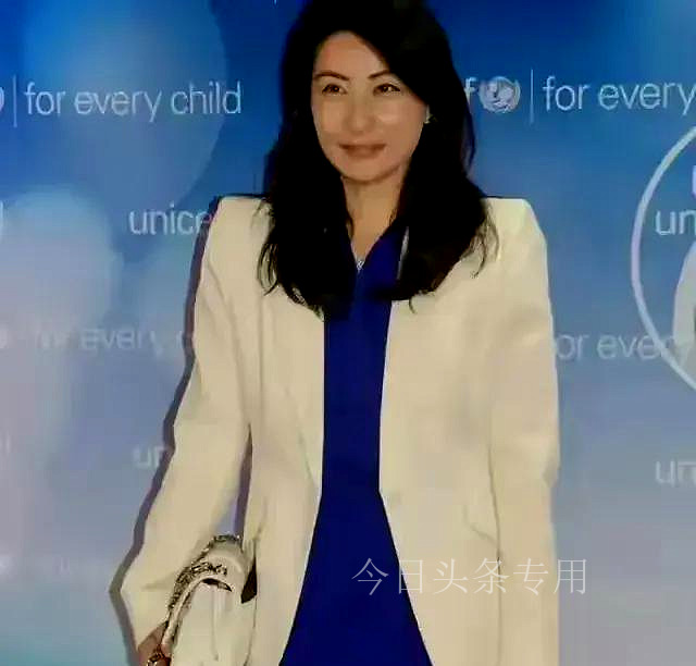 Fragrant shoulders, beautiful legs, and big red lips, can you believe ...