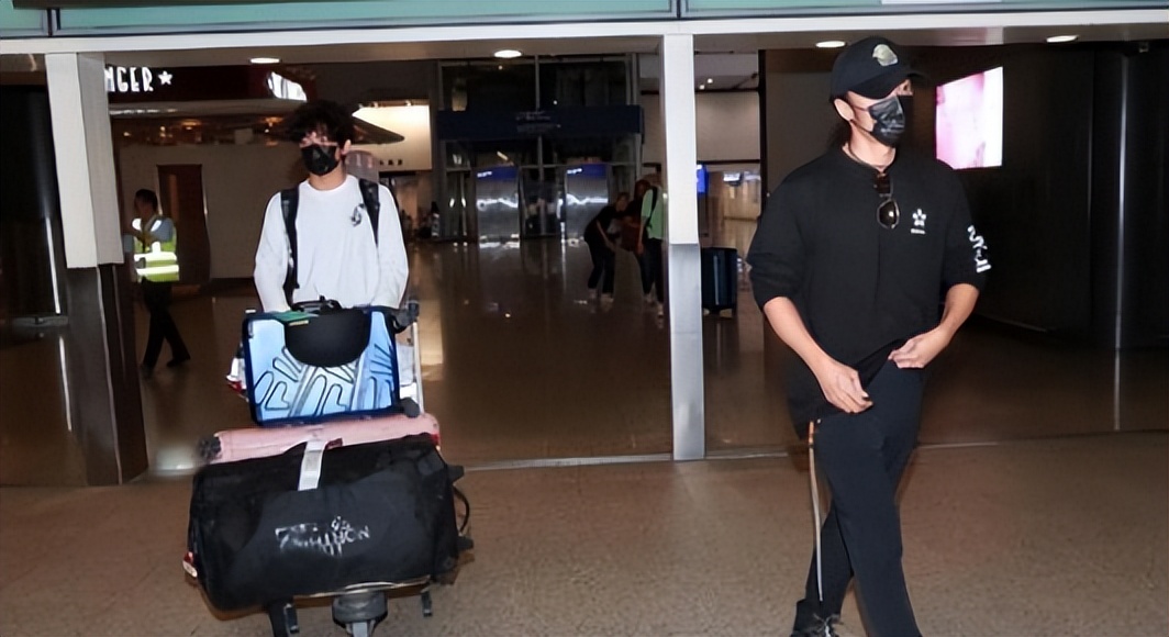 Nicholas Tse and his son returned to Hong Kong with a high profile. The ...
