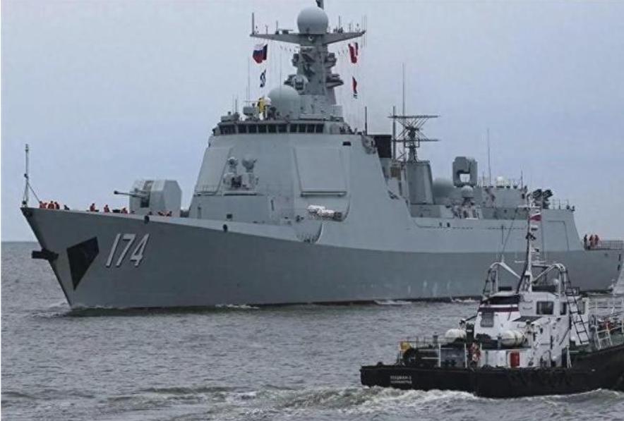Only 1 km away! 052D large-scale drive "close to the face" of the Canadian frigate! US and ...