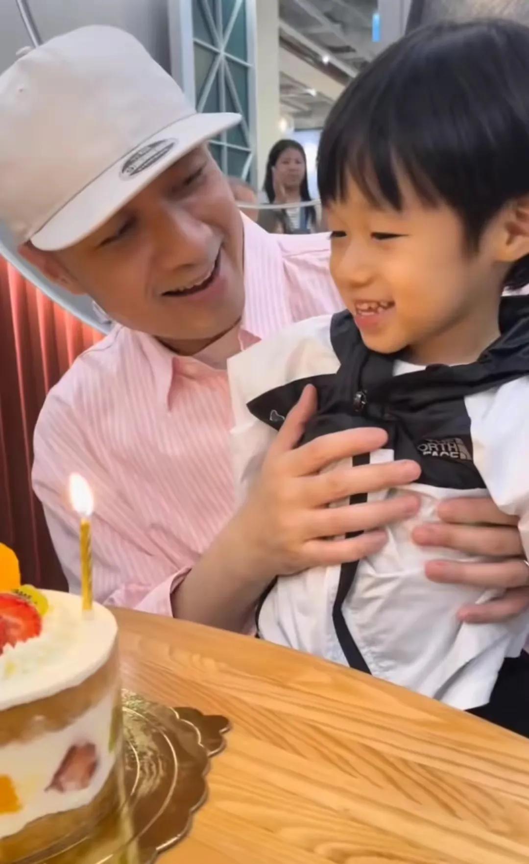 Ku Juji's 51st birthday, he received a kiss from his son, and the ...