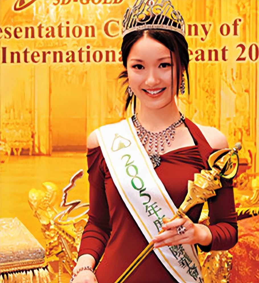 Li Yanan took photos of the red carpet of the Beijing Film Festival ...