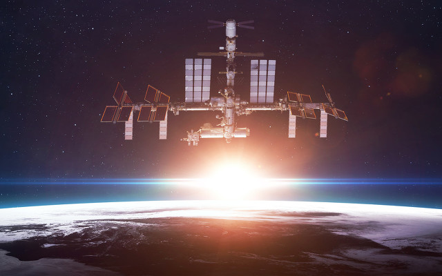 Starlink scoops up US defense contracts to keep war-torn Ukraine ...