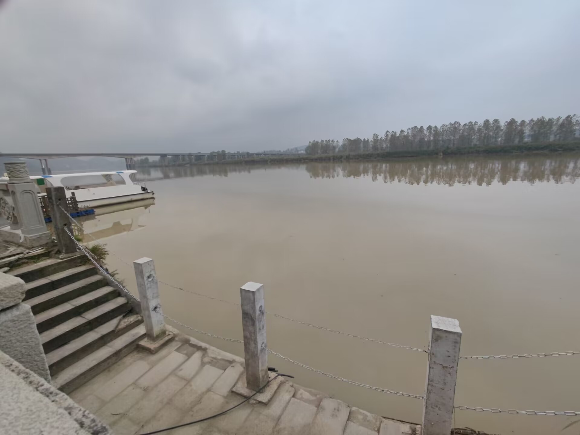 Walking along the Jialing River in the Sangzi Scenic Spot in Peng'an, I ...