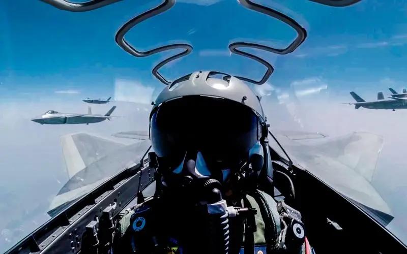 H-6K flies at low altitude over the sea to drive away foreign ships ...