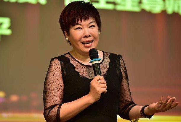 Yu Dan appeared on Dragon TV and participated in Cao Kefan's program ...