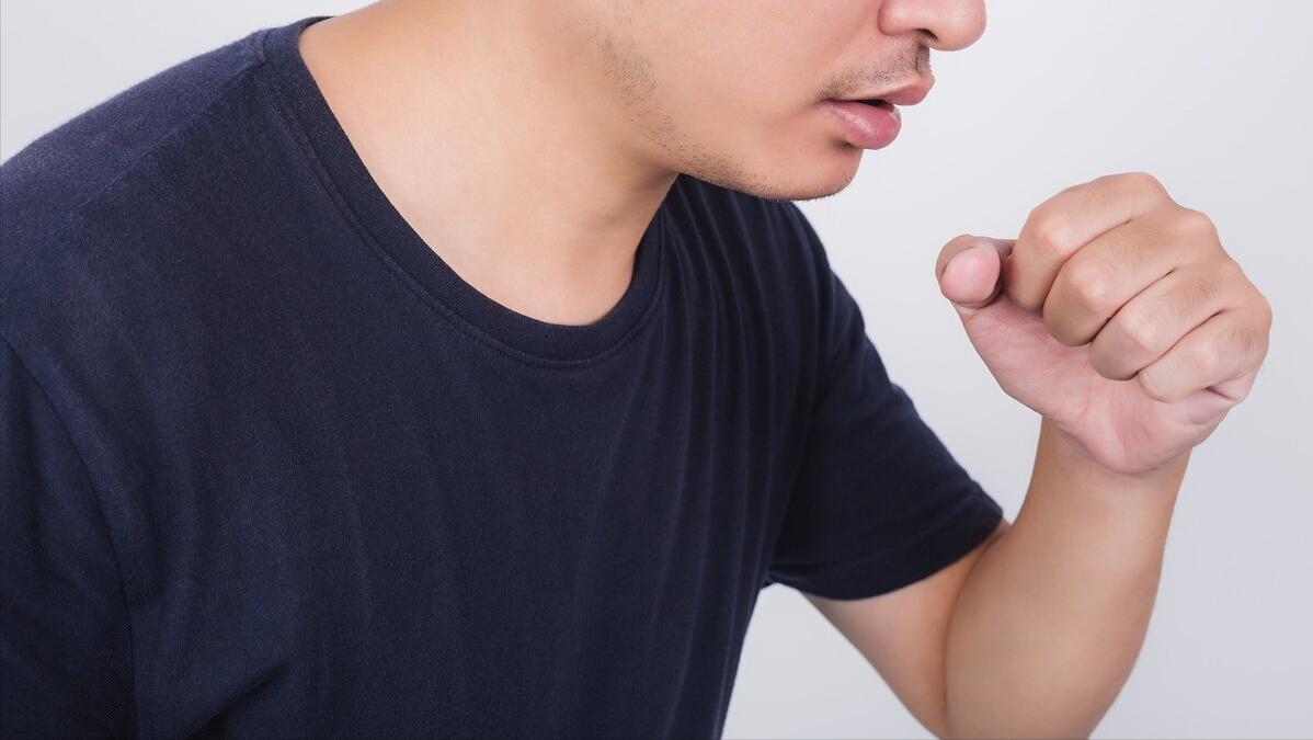 The key acupoint for clearing heat and sore throat, relieving cough and ...