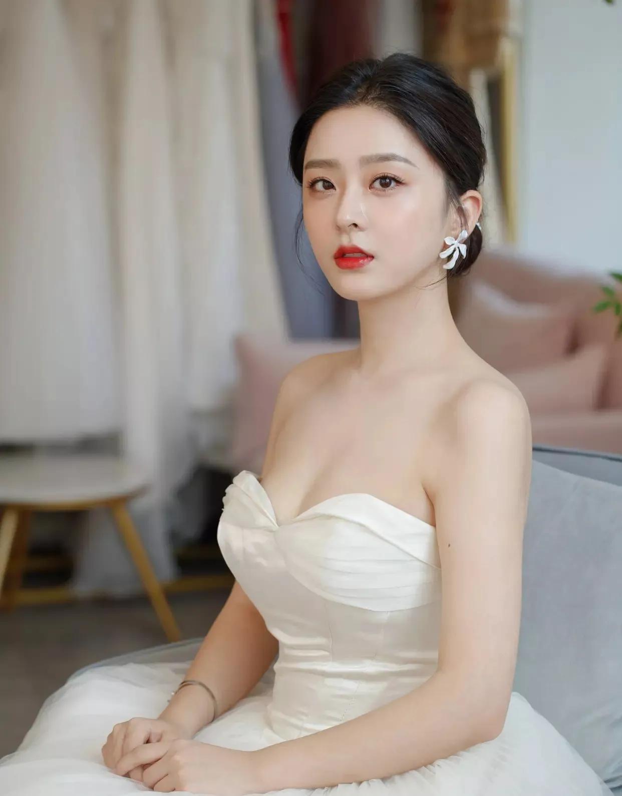 Wang Jiali has an elegant temperament and a generous manner. Is she the bride you imagined? - iNEWS