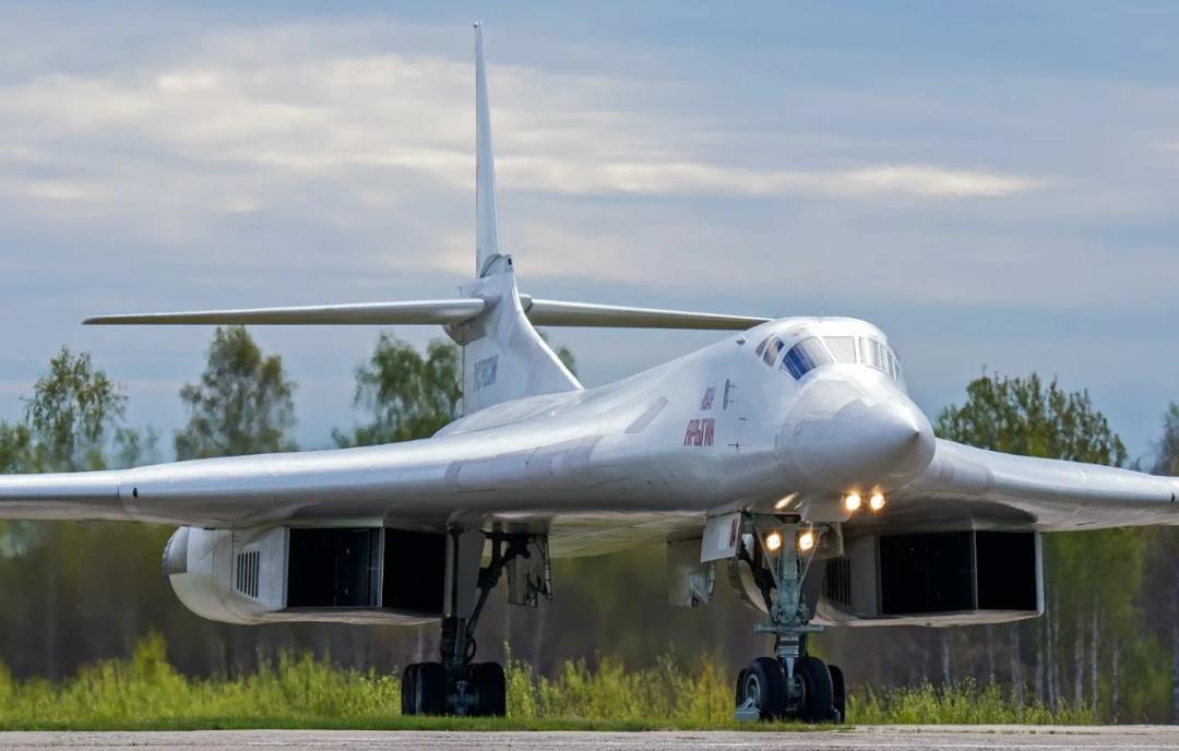 Russia's latest Tu-160 bomber, deployed on the opposite bank of ...