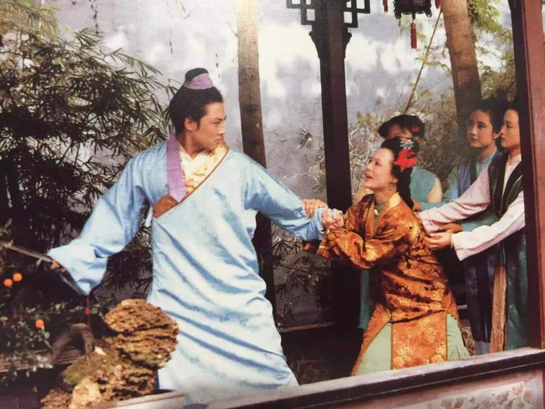 Wang Xifeng once said to Jia Lian: Sweeping the cracks in the ground of ...
