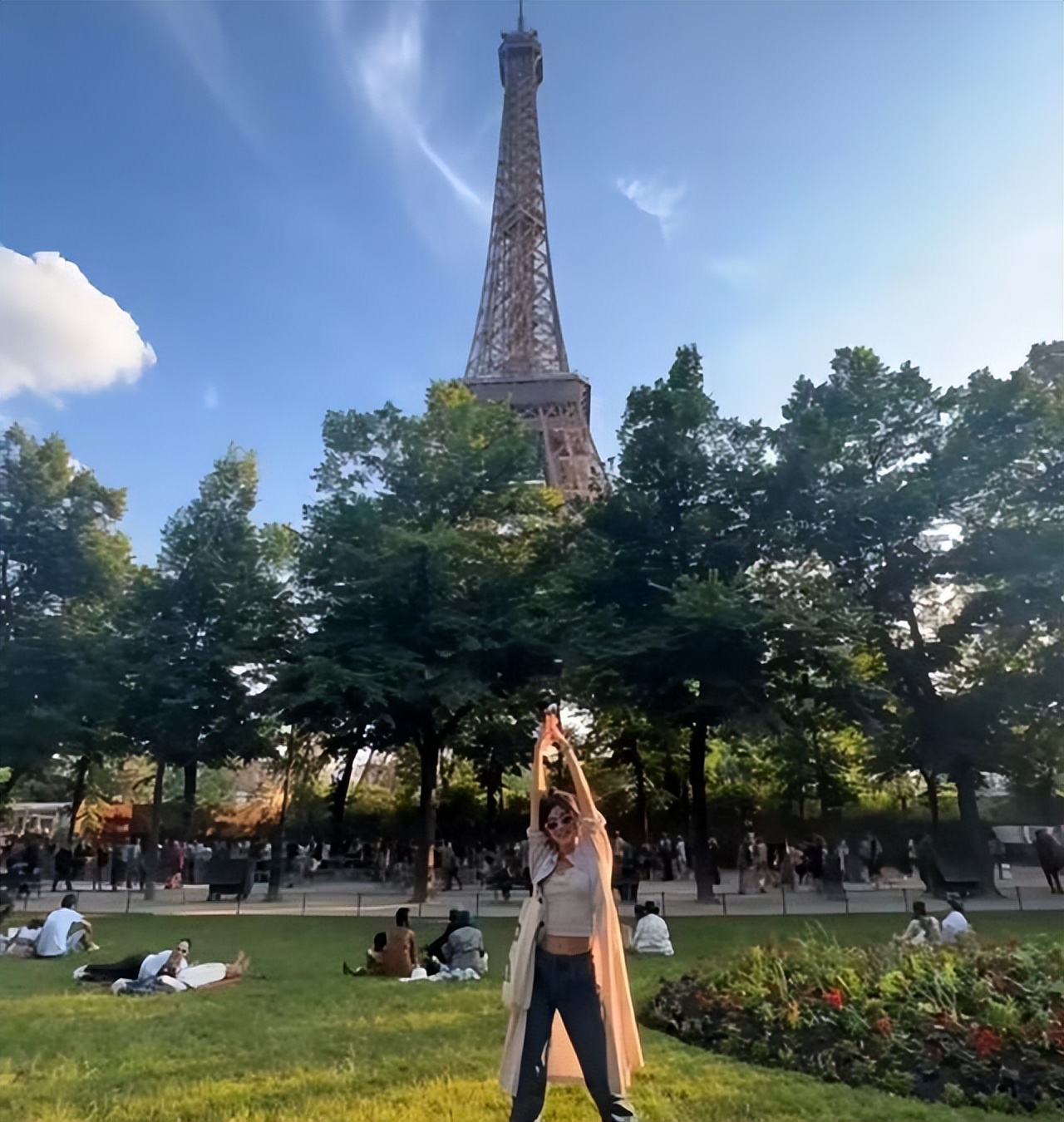 Chen Sicheng accompanies his little girlfriend on vacation in France ...