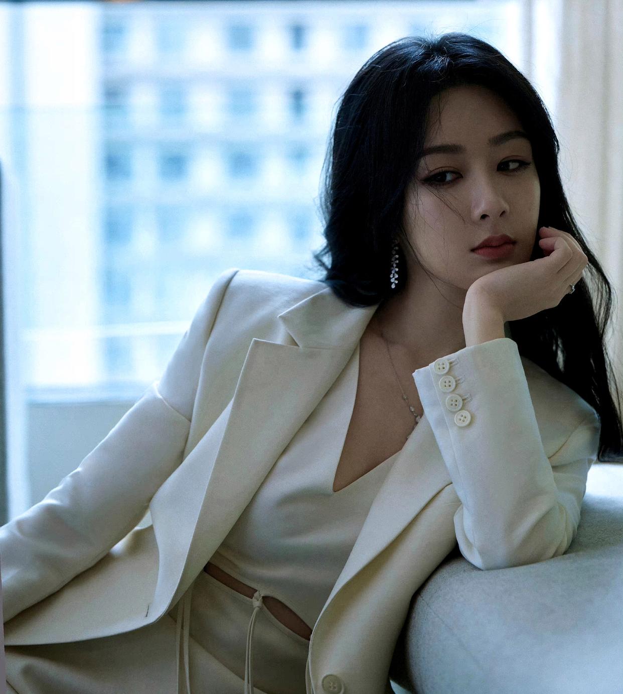 Yang Zi officially announced two new dramas, one expected and the other ...