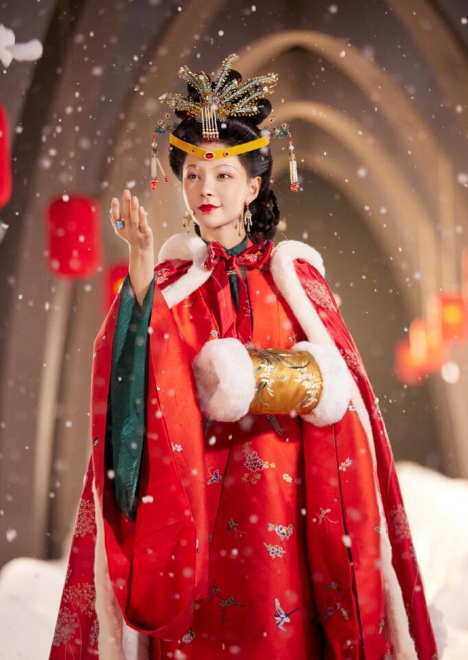 Shen Mengchen plays Wang Xifeng, with a gorgeous shape and full of ...