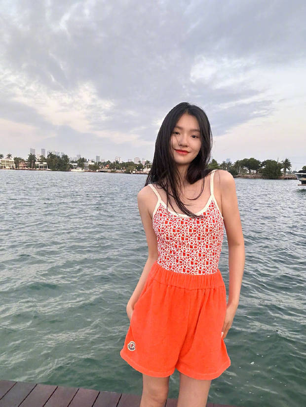 Lin Yun's beautiful legs and eye-catching swimwear on the beach - iNEWS