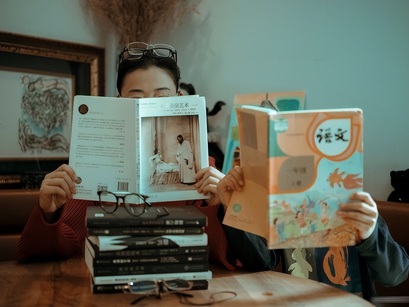 Mei Ting and her son read with three pairs of glasses to attract ...