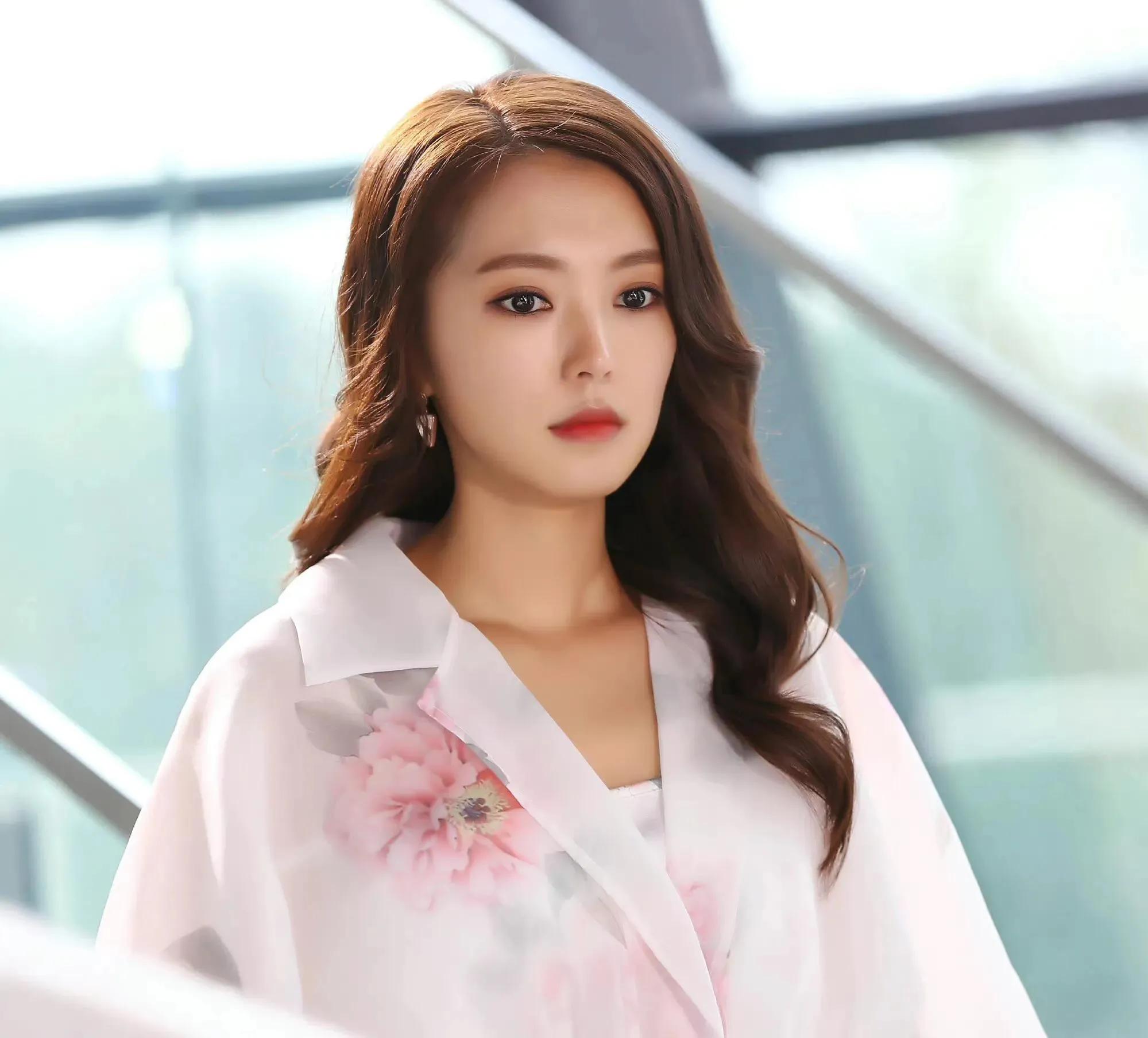 Korean film and television actress Shin Min-hee - iNEWS