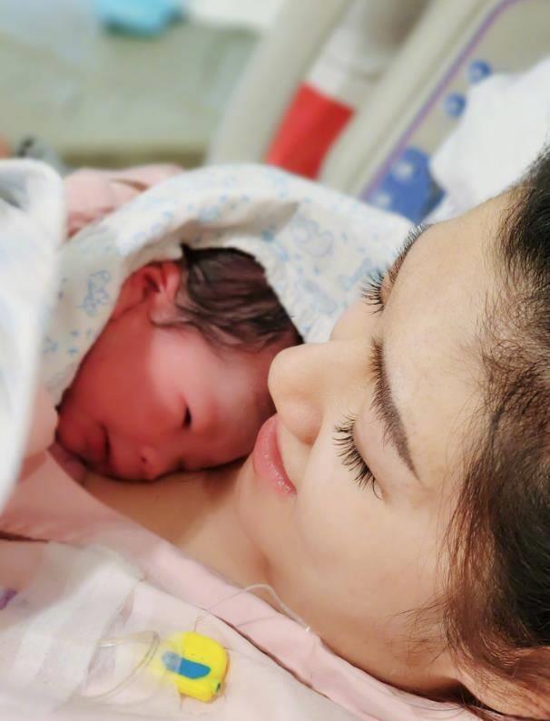 Ren Jiaxuan made her first appearance after giving birth. She was lying ...