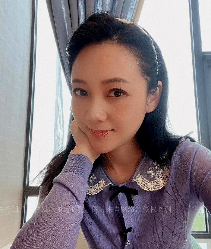 The photo of Zhou Qun and Jiang Kun caused controversy. They shook hands and leaned close to ...