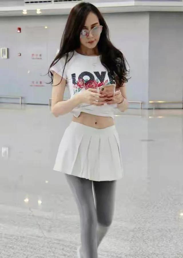 Xiao Qiang's airport photos were exposed, the 54-year-old girl in a pleated skirt is full of ...