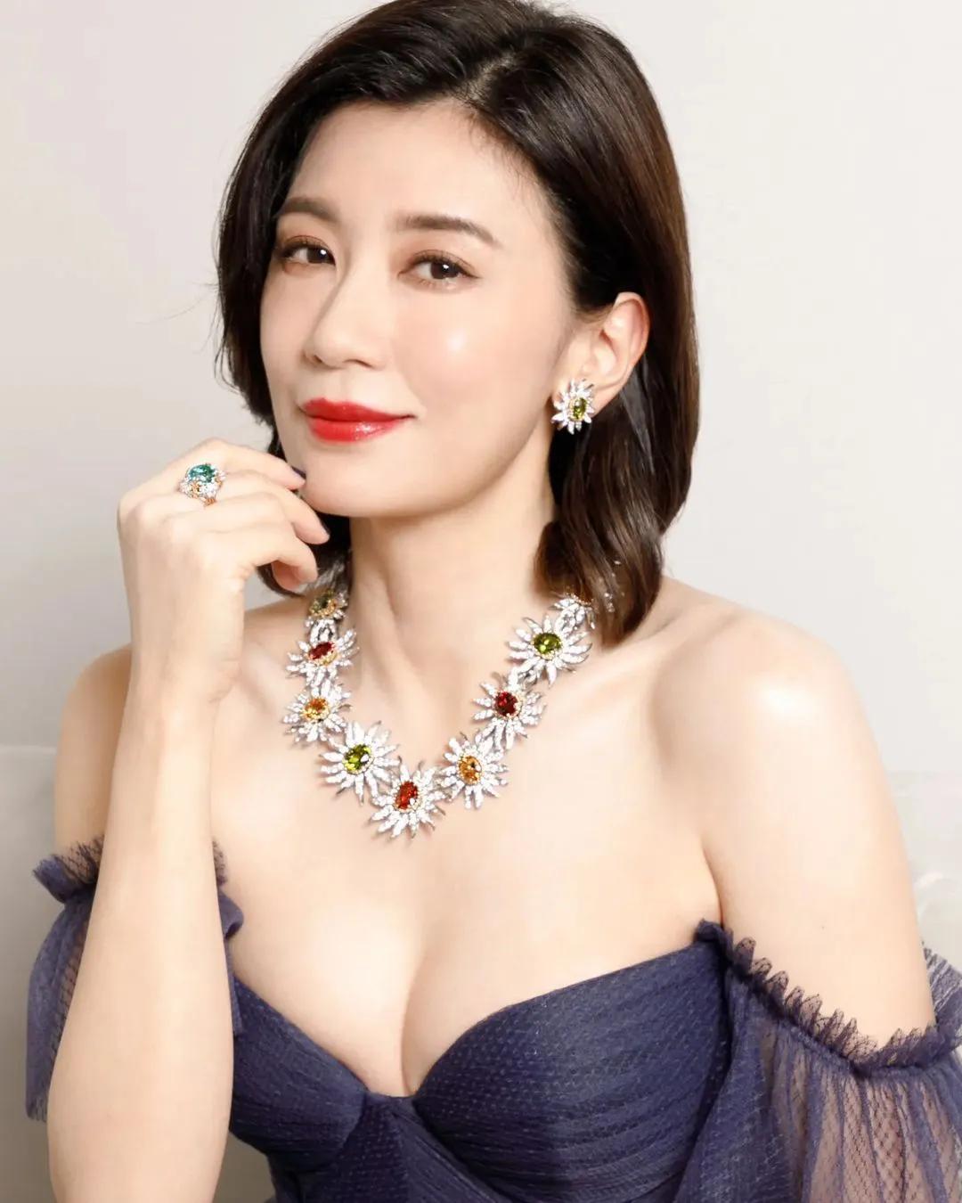 Jingwen's amazing figure is not at all like that of Ben Wu, she has a charming figure and ...