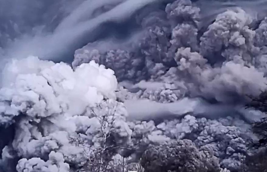 The Russian volcano erupted, a 20,000-meter volcanic ash column covered the sky, and thunder ...