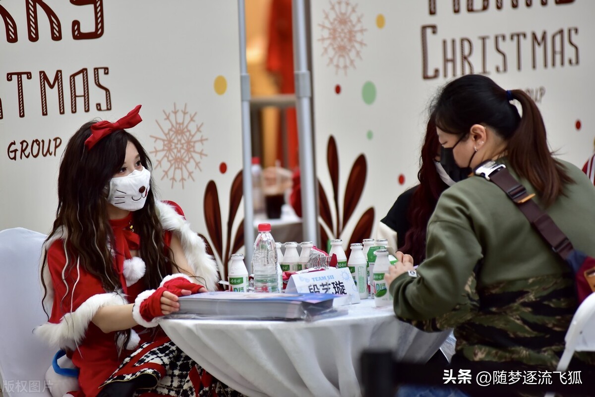 SNH48 Duan Yixuan attended the Christmas fan meeting, wearing a bowknot ...