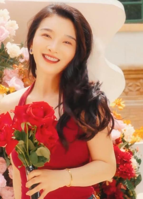 Wu Yating challenged the Hong Kong style blockbuster, she became more charming after divorcing ...