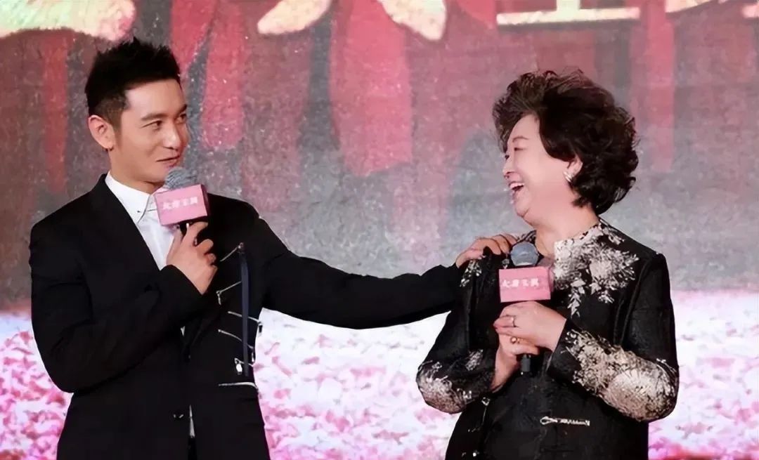 70-year-old baby muscle, Huang Xiaoming's mother is too young! In front ...