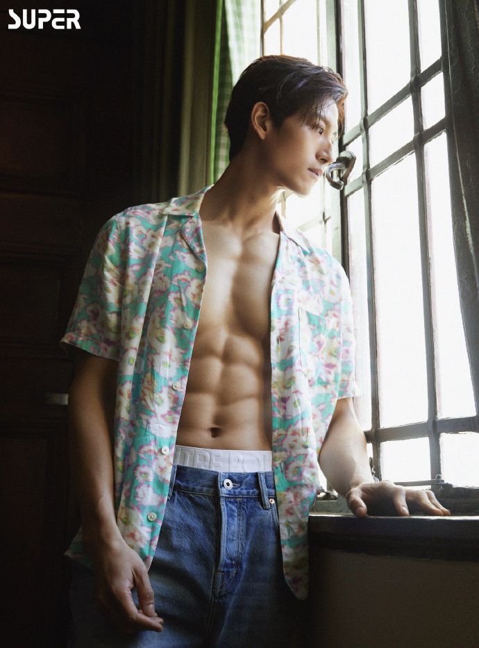 Zhang Junning shows clear muscle lines and wears super shorts and white ...