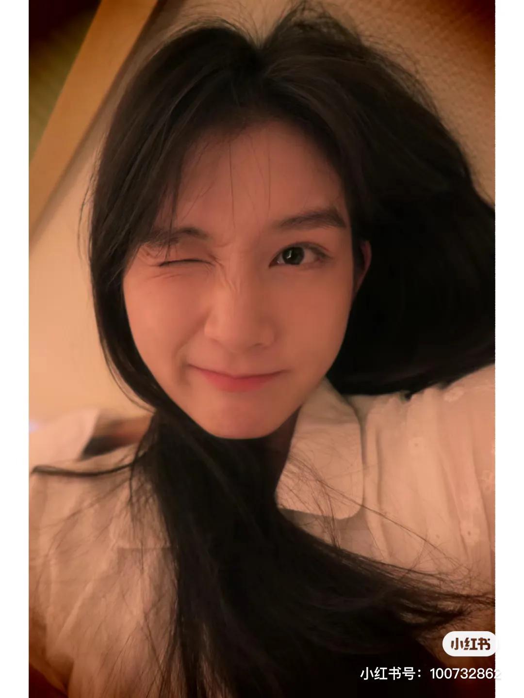Chen Sicheng's girlfriend Ruan Ju took photos late at night and posted ...