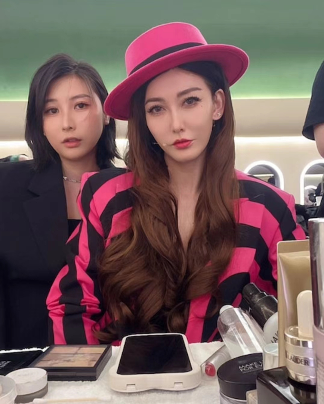 Evolution of appearance? A well-known Hong Kong star's sharp chin ...