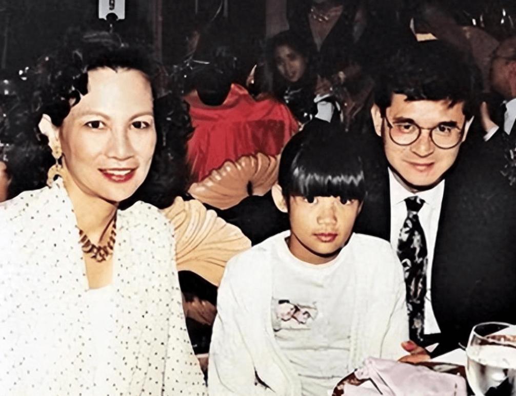 Zhu Lingling accompanied her second husband to attend the group ...