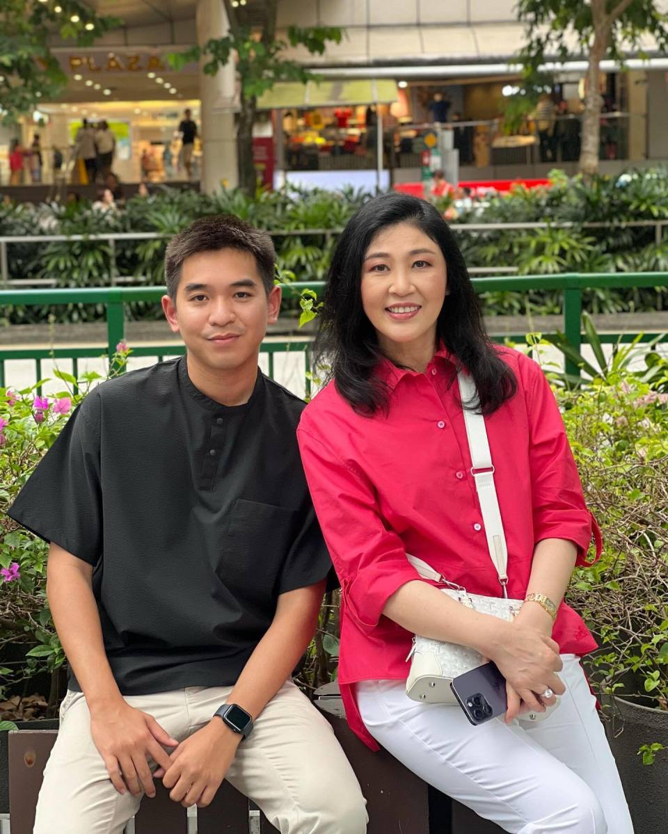 55-year-old Yingluck eats ice cream on the streets of Singapore, wears ...