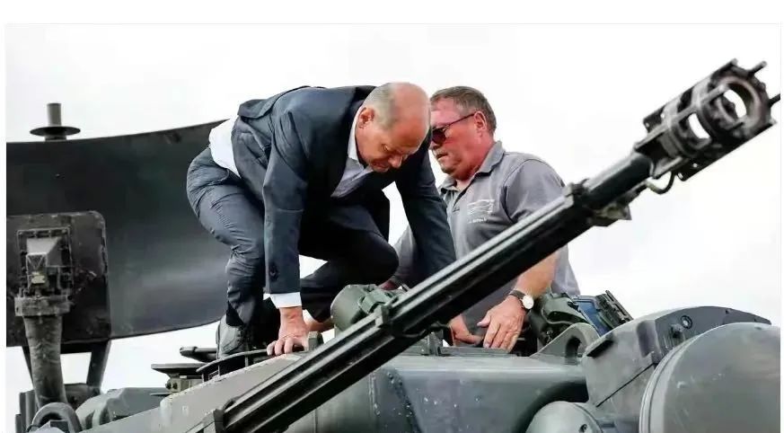 German Chancellor Schultz arrives at the training ground.How many ...