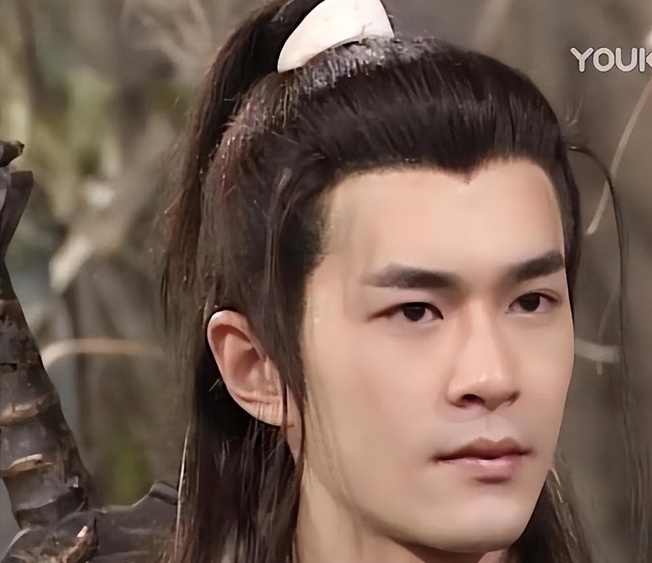 With sagging face, stiff expression, and swollen forehead, the middle-aged actor overturned the ...