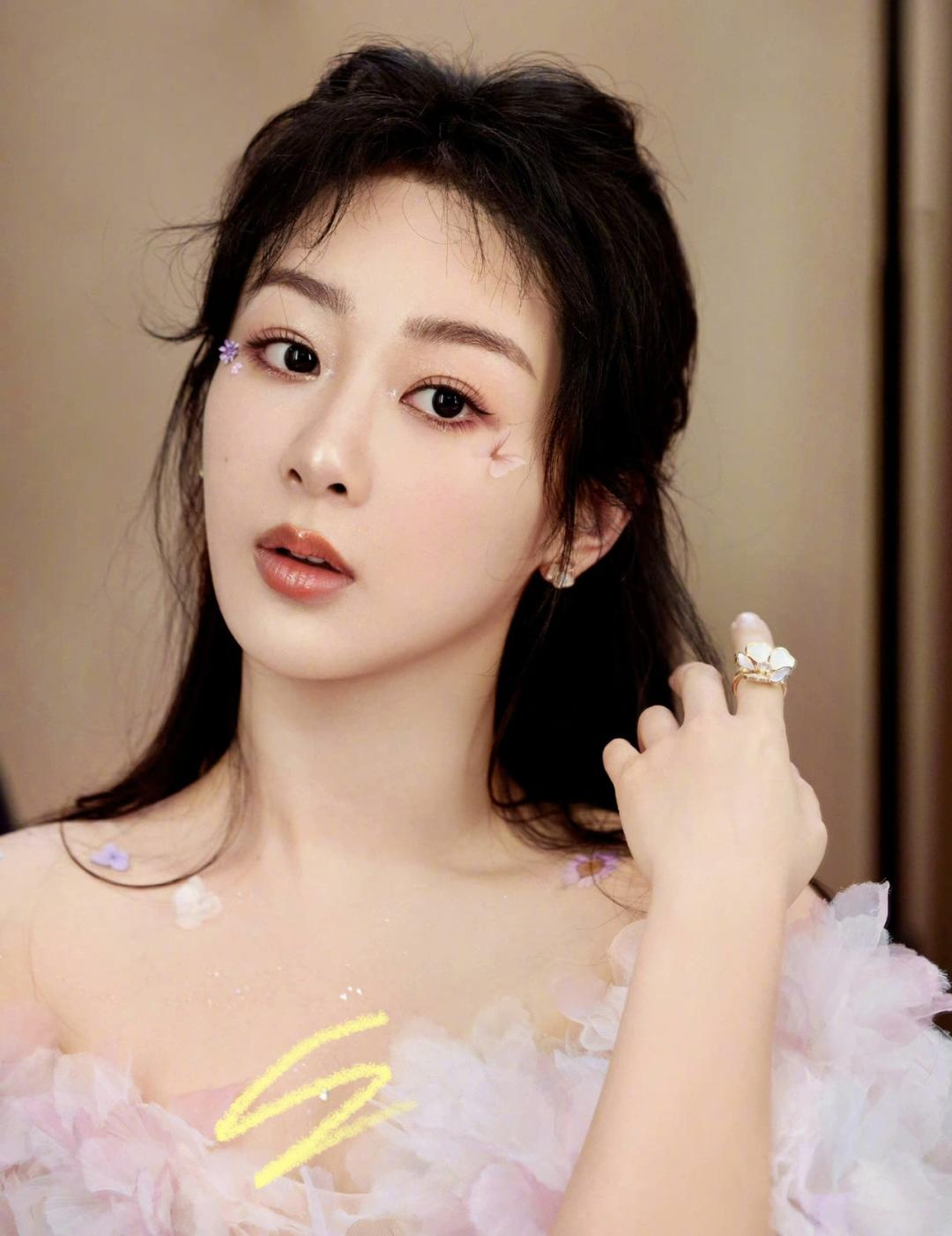 CCTV Spring Festival Gala Reuters!Yang Zi waved enthusiastically, Wu ...