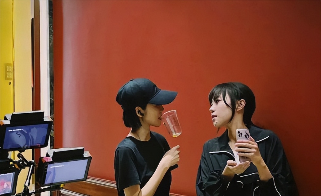 Marriage news to a female director? 26-year-old Dou Jingtong, living in a swamp, is living the ...