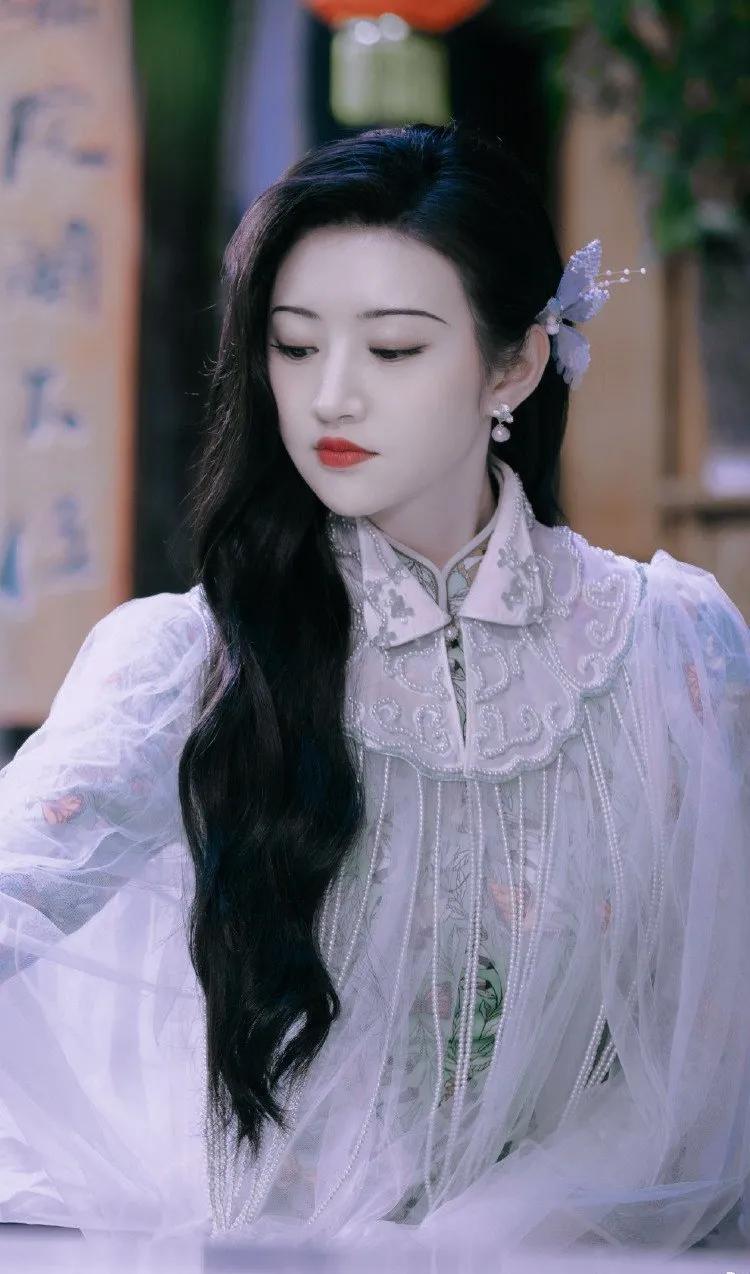 Li Muyi, a clear stream in the entertainment industry - iNEWS