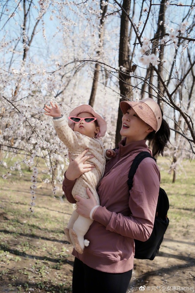 Hui Ruoqi's family went on a spring outing, Xiao Xiao Hui showed her ...