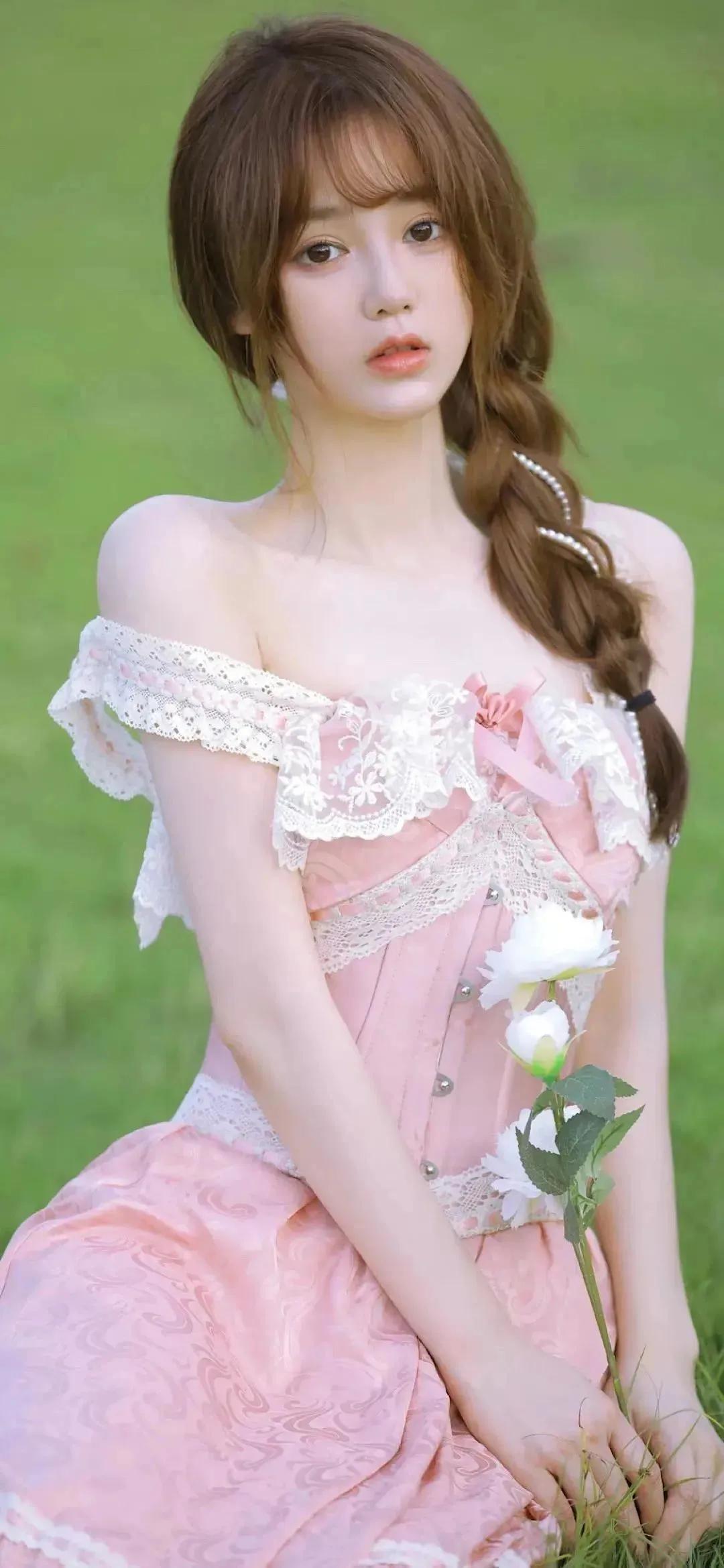 a girl longing for love - iNEWS