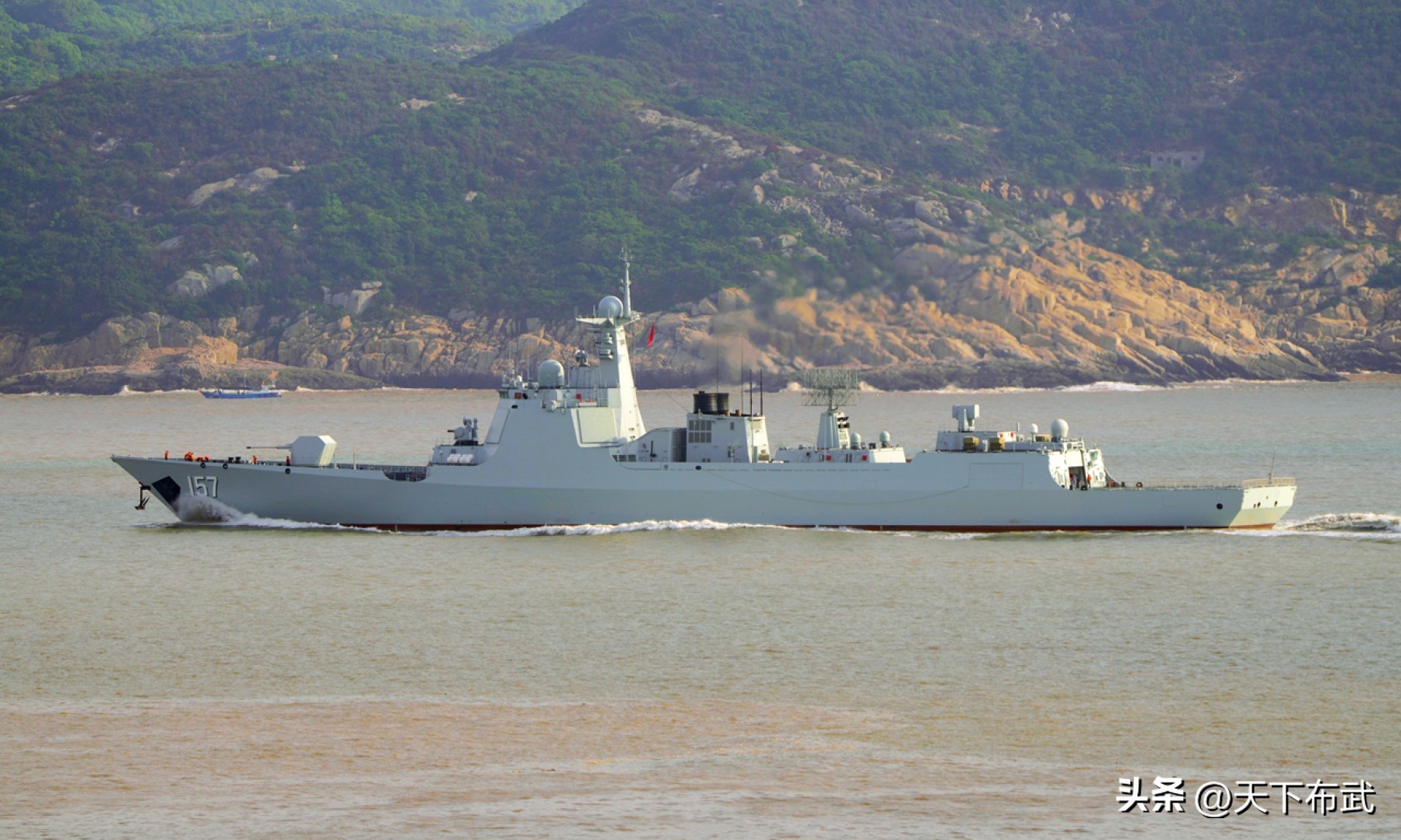 The progress is rapid, 3 052DL ships in Dalian plant are waiting to be ...