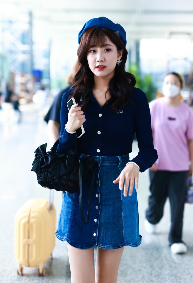 Yitong wearing a beret is playful and cute with fair thighs - iMedia