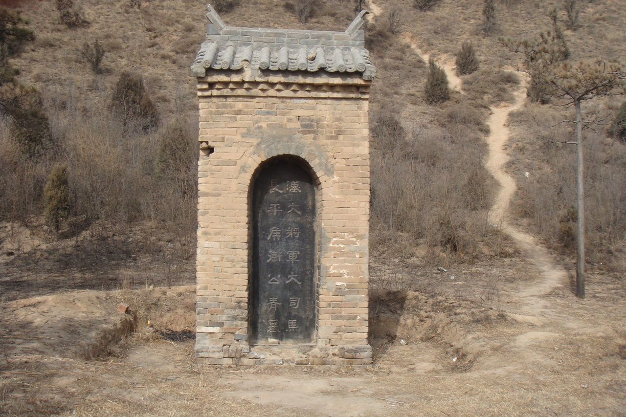 Why is there such a big gap between Wei Qing's tomb and Huo Qubing's ...