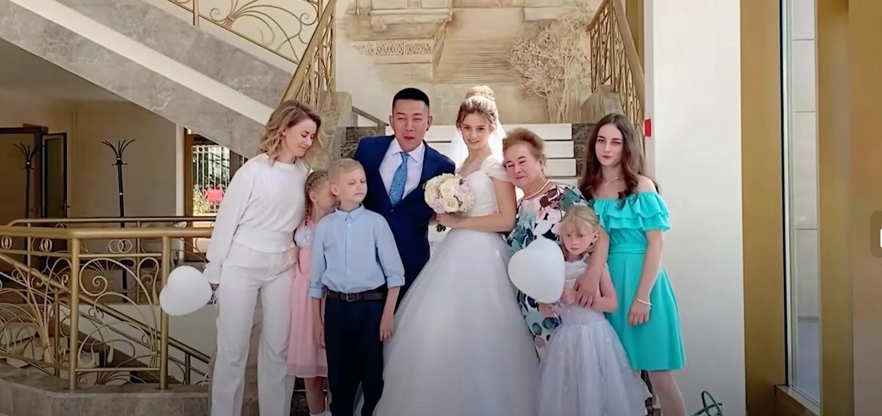 Ah Nan carried the big sedan chair eight times to marry Xiao Dasha ...