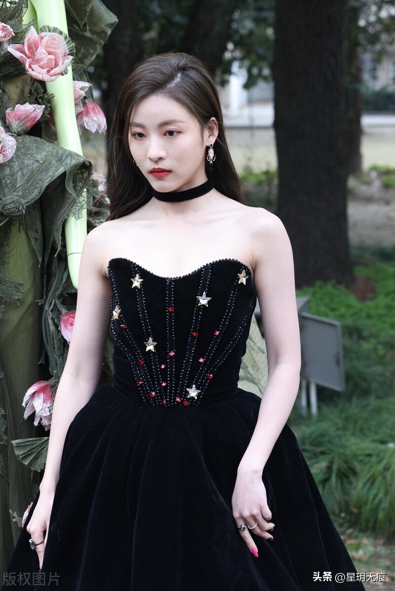 Sun Rui attended the Rock Garden Party, wearing a black tube top and ...