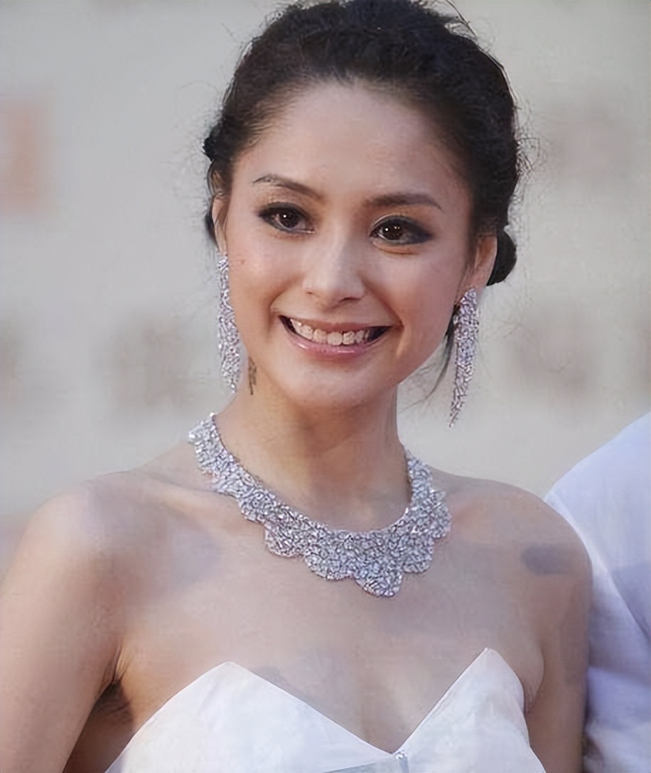 Gillian plays me by looking at my weight, the feet on the weighing ...