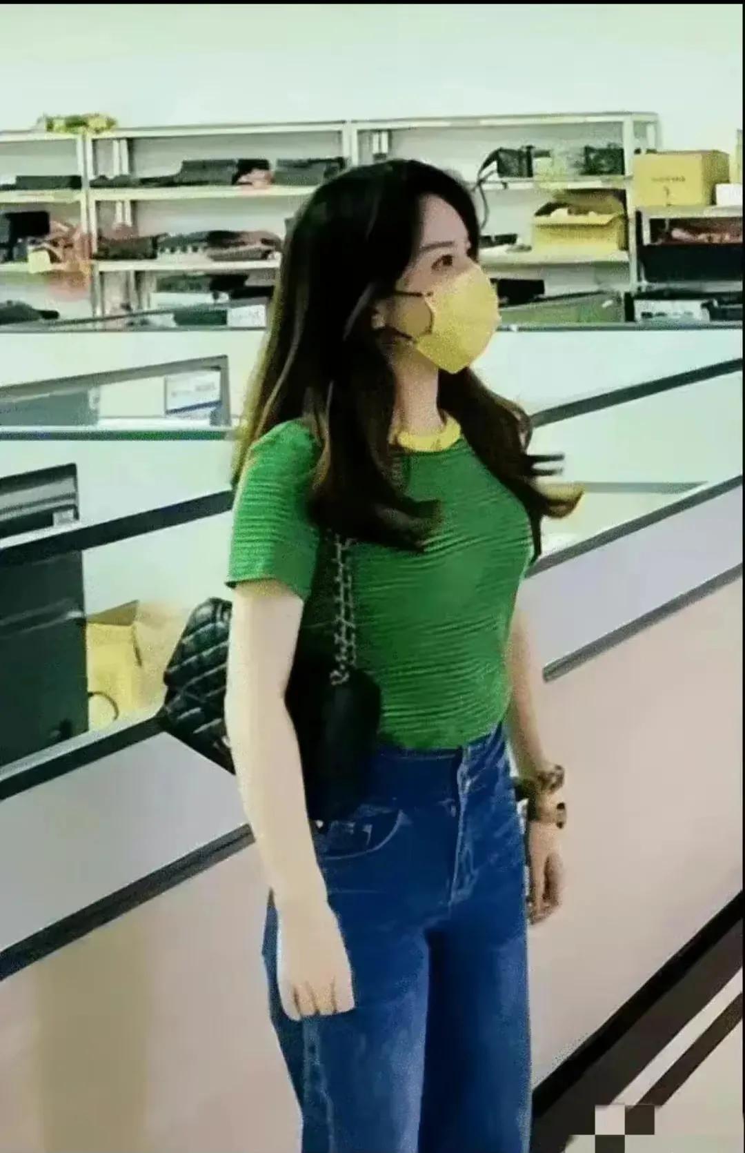 It's the Chinese New Year, and Xiao Dai accompanied the escort back to her husband's house in ...