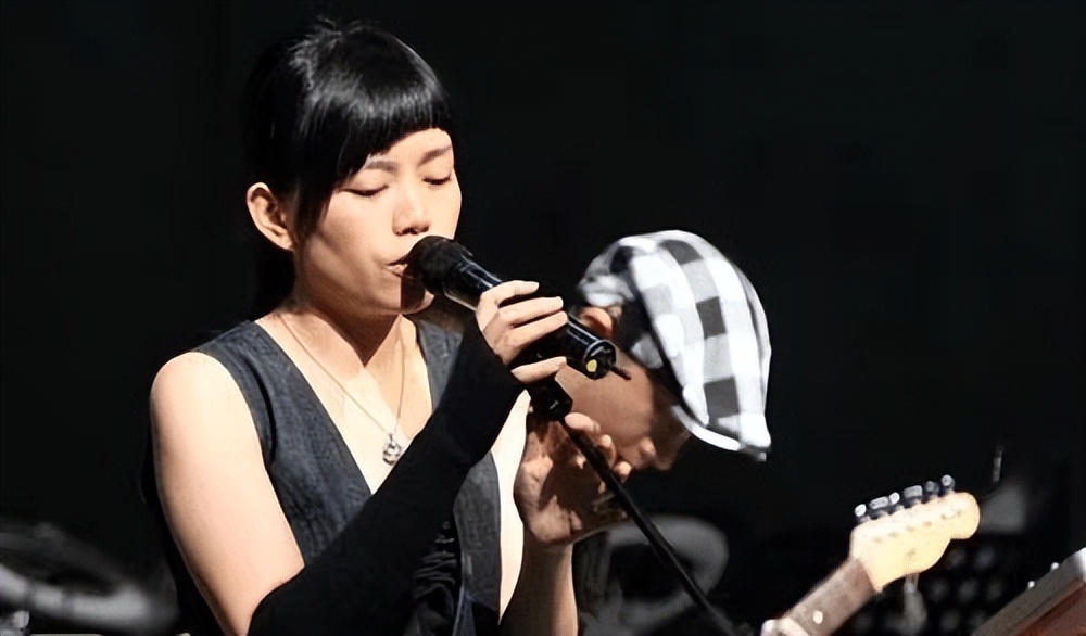 The 38-year-old female singer Jiang Fan died. The band said the cause ...